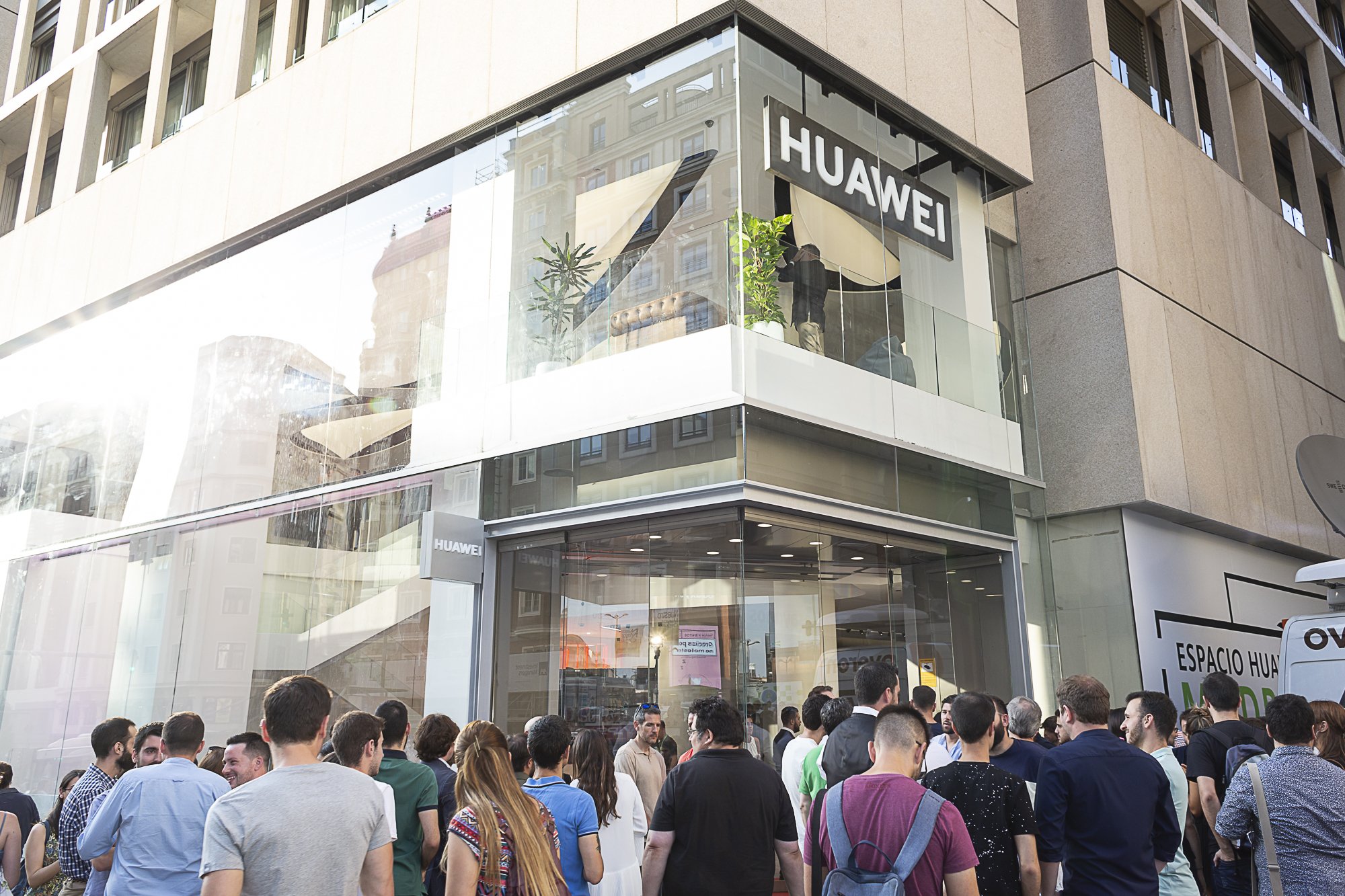 Huawei opens the largest Huawei retail & customer experience space ...